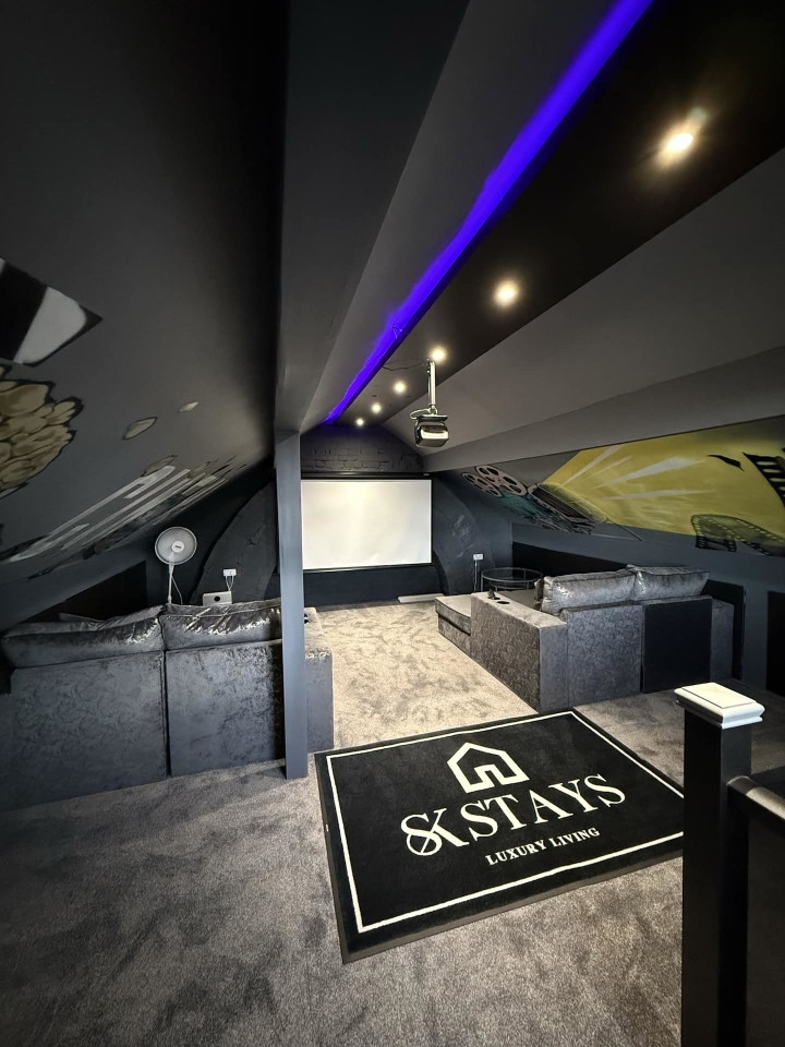 Sk Stays Luxury Home Jacuzzi Bath & Cinema Room - Bradford, United Kingdom