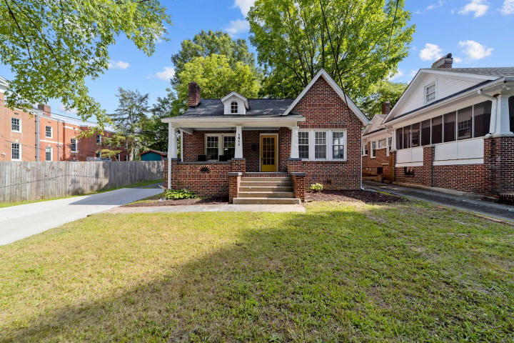 Walk-to-uncg-campus College Cottage - Greensboro, NC