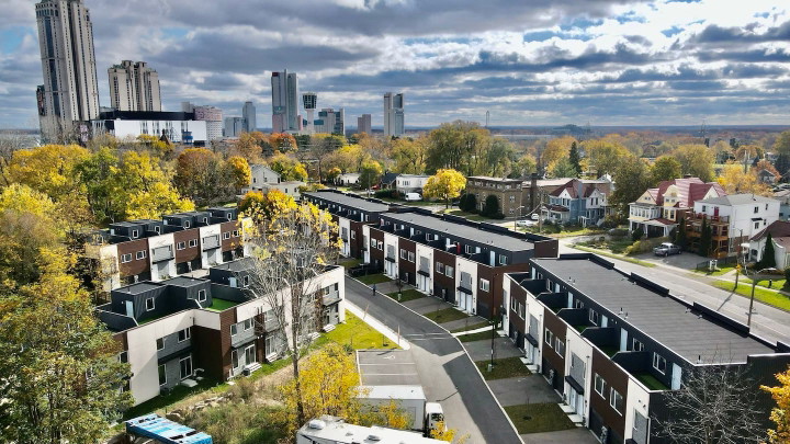 Fallsview Towns- 2 Adjacent Units B - Welland