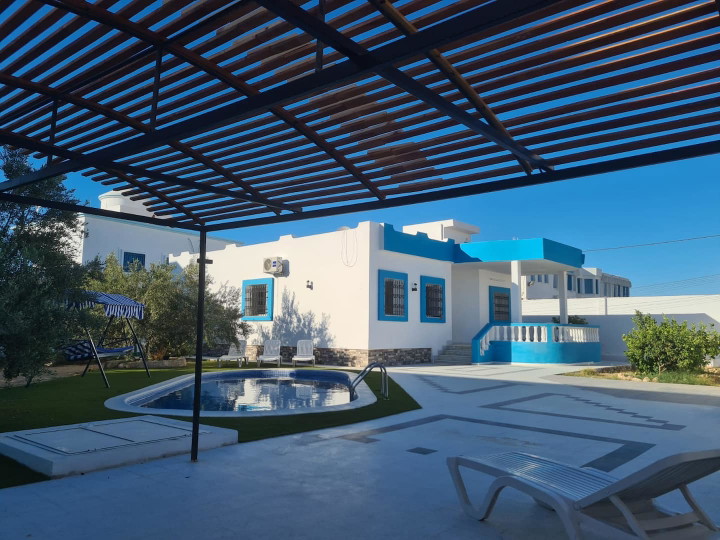 Villa Avec Piscine Privée à Kerkenah - Tunisie