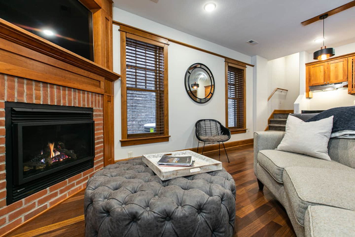 Drake House: The Loft With Private Hot Tub - Dubuque, IA