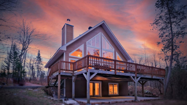 Spacious Waterside Chalet Navigable Lake - Quebec
