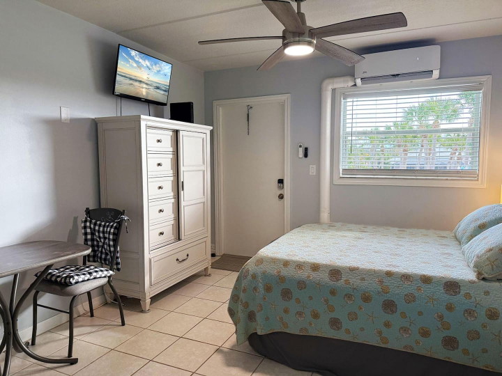 Venice Villas Studio Upper Level Poolside - Venice, FL