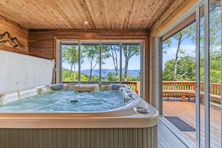 Cabin W/ Theater, Sauna, Hot Tub & Bar - North Carolina