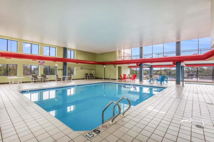 Stay Near Baraboos Best| Free Breakfast & Parking - Baraboo, WI