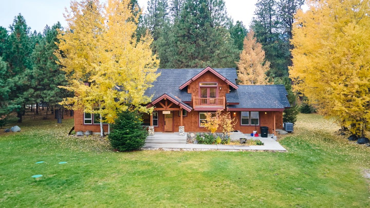 Riverfront Lodge: Private Beach + Hot Tub - Plain, WA