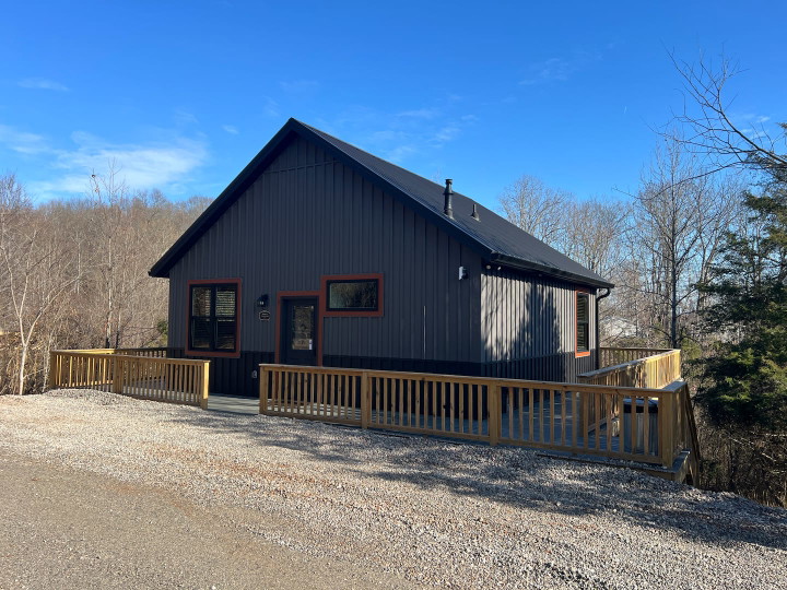 Creekside Luxury Cabin - Point Pleasant, WV