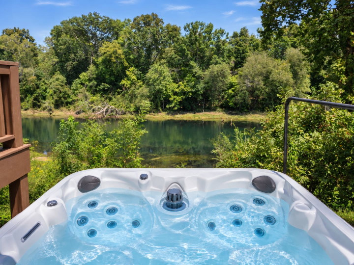Riverfront Little Red Trout Cabin, Hot Tub & Views - Arkansas