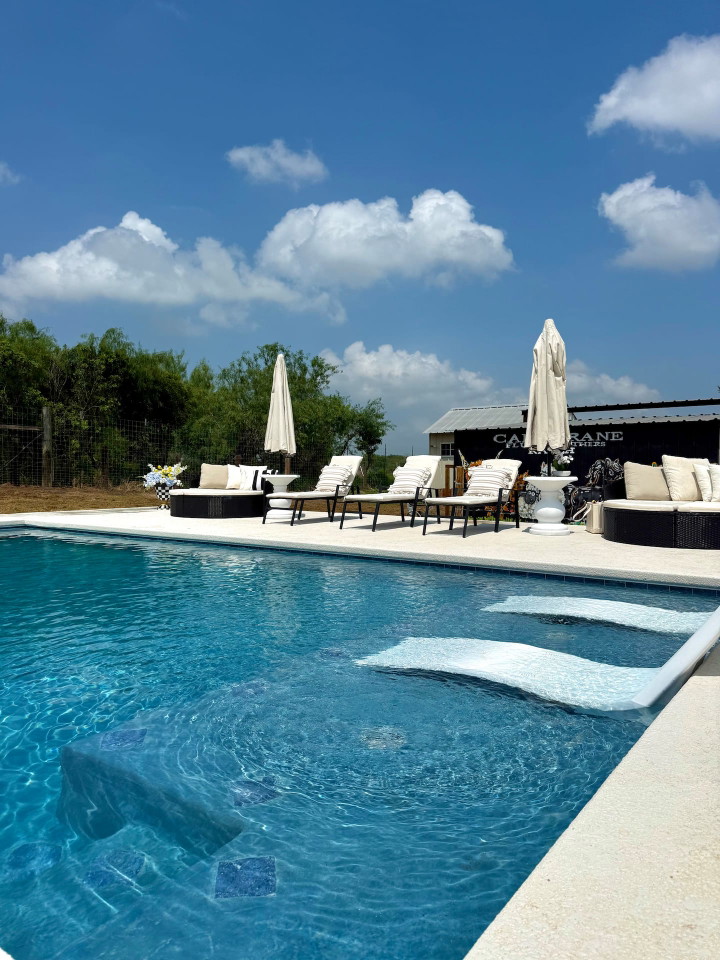 Luxury Farmstay Fluff Villa Pool & Highland Cows - McAllen, TX