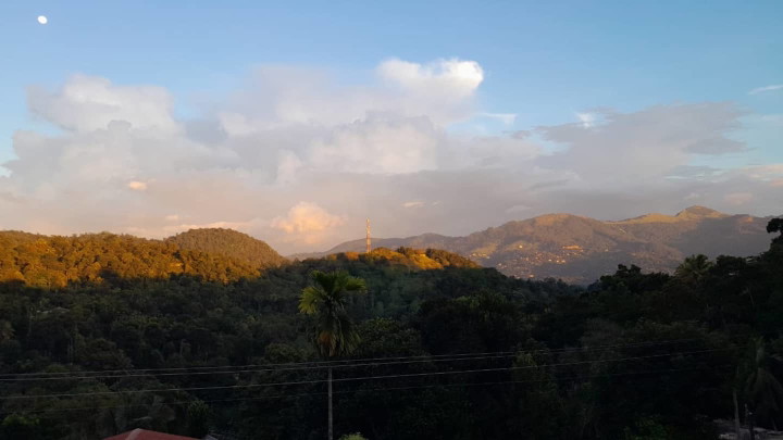 Scenic Mountain View Home Near Kandy  Quiet Stay - Sri Lanka