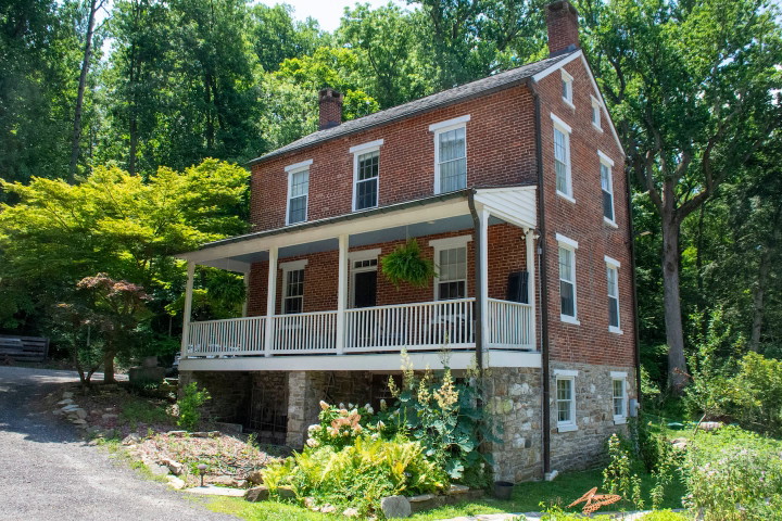 Cozy Up In The Restored 1820s Miller's House! - Maryland