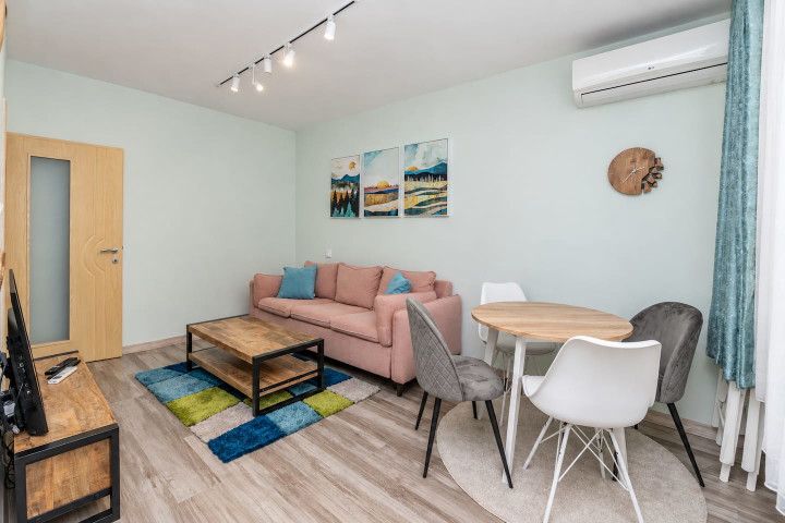 1 Min Walk To Main Street | 2bdr + Free Parking - North Macedonia