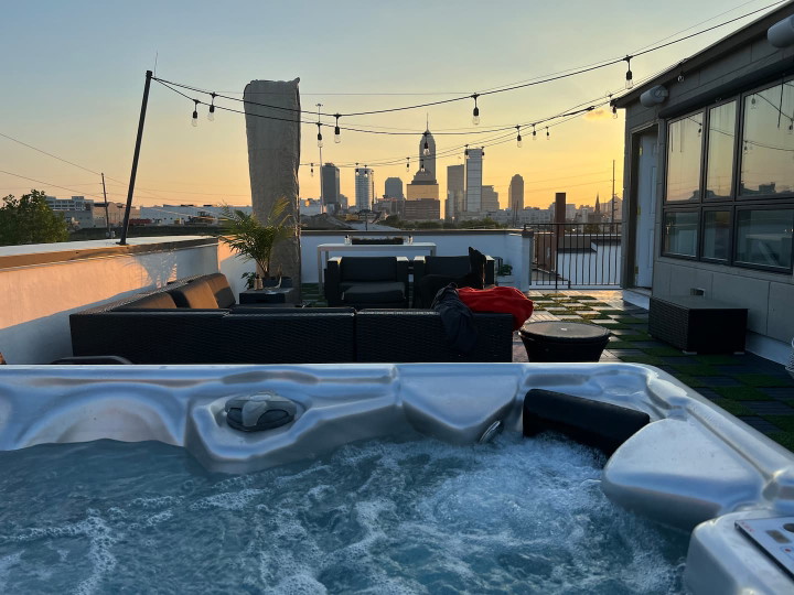 Private 3 Bedroom Condo With Hot Tub Rooftop - Indianapolis, IN