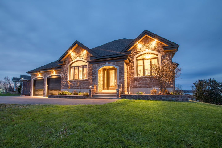 Luxurious Waterfront Paradise With Gazebo, Hottub - Hawkesbury