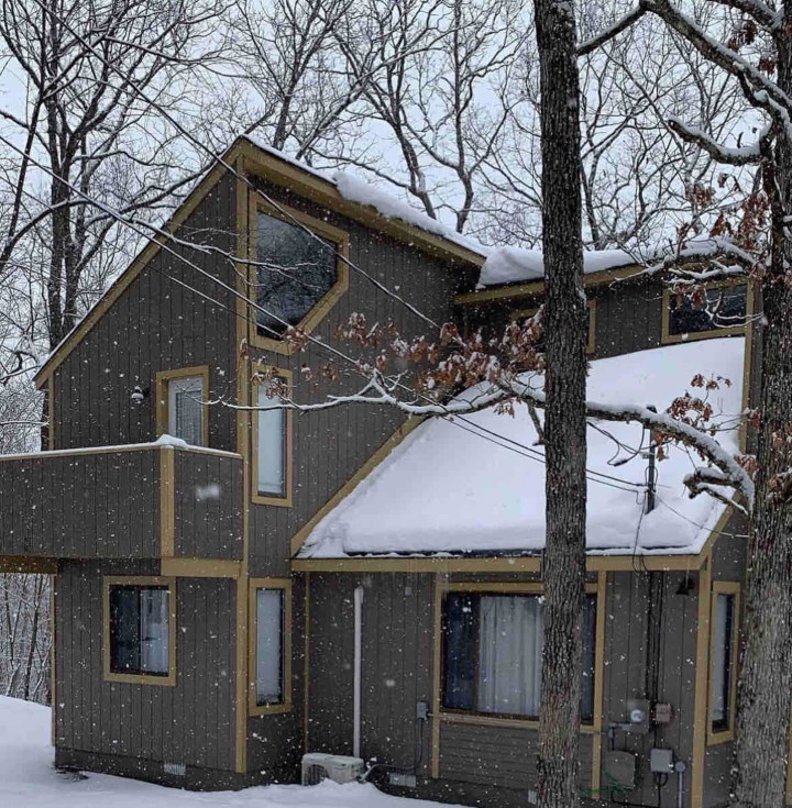 Nice Cabin With Jacuzzi, Fireplace & Creek Nearby - Bushkill, PA