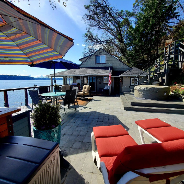 Private Beach Front Cabin With Mt. Rainier View - Tacoma, WA