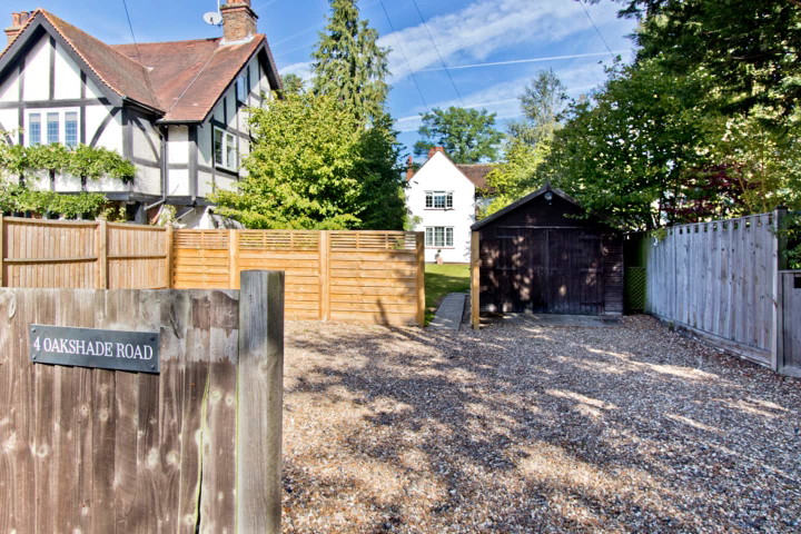 3-bed Oxshott Home | Garden & London Trains - Dorking