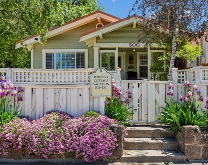 Historic Cottage In Downtown Mt. Shasta, Just Steps Away From All The Action. - Mount Shasta, CA