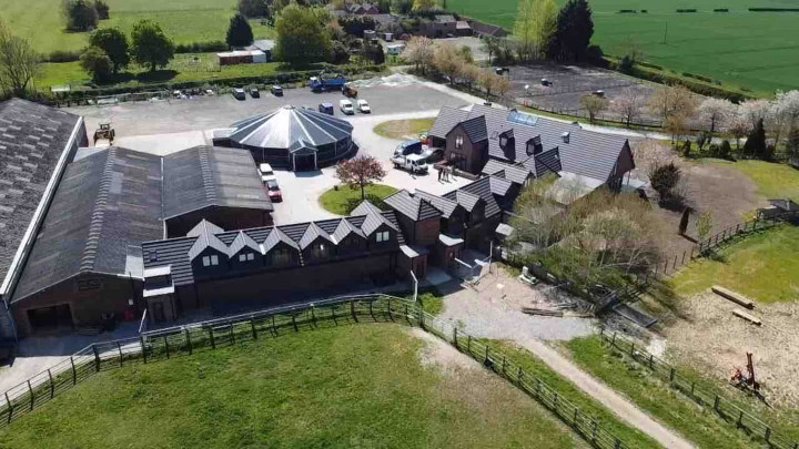 Hanaverian Suit With Amazing Views Of Stud Farm. - Beverley, UK