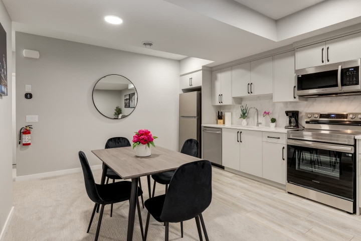 2 Br Uber Chic Suite | Winter Getaway | Wifi - Alberta