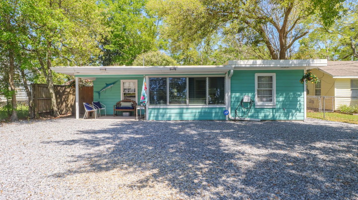 The Knotty Pine, Charming 1950s Beach Cottage - Gulfport, MS