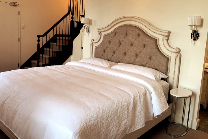 The Little White Church - Paris Suite - Amherstburg