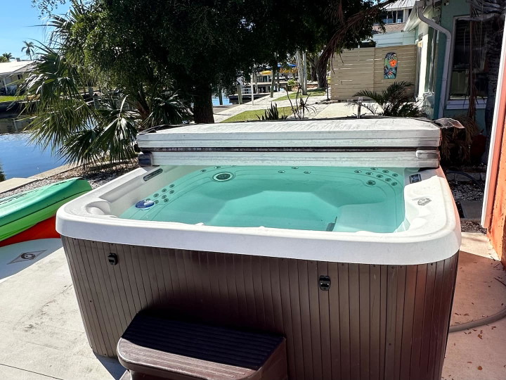 2 Bedroom Waterfront Boat Dock, Kayaks, Hot Tub - Sanibel Island, FL