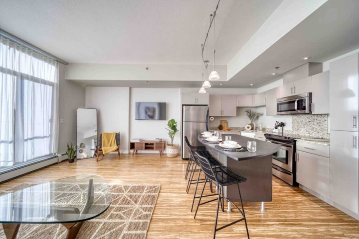 2br Condo In Beltline | Views, Shops, Parking, Ac - Calgary