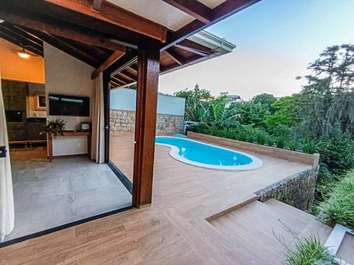Casa Com Jardim, Piscina E Praia Próxima A Pé - Florianópolis
