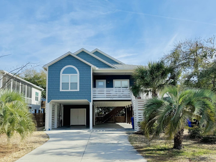 Southern Seaclusion Walk To Beach Home & Fire Pit - Oak Island, NC