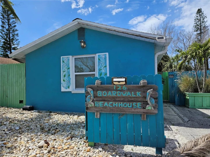 Treasure Island Beach House | Walk To The Sand - Treasure Island, FL