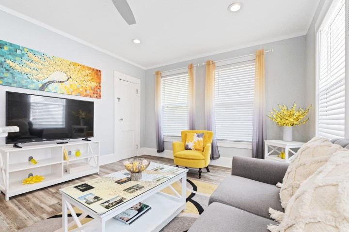 Riverview Yellow: Downtown Melbourne Apartment - Melbourne Beach, FL
