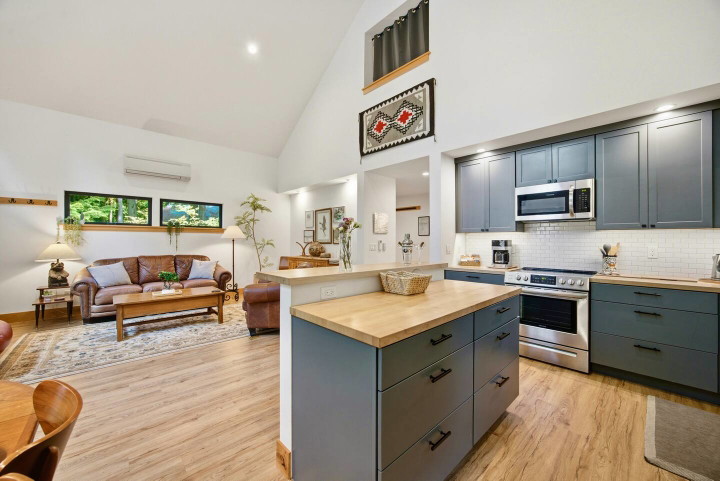New Rental From 5 Star Host, 2 Living Rooms/ Games - Glacier, WA