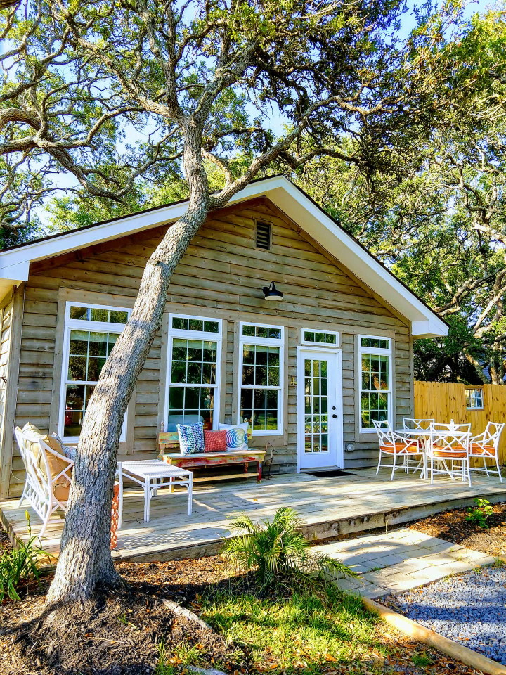 Whimsy Whale Cottage, Oceanview, Fenced Yard - Oak Island, NC
