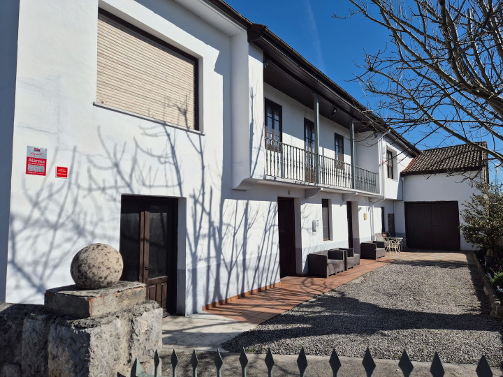 Casa Con Jardín En Gajano - Solares