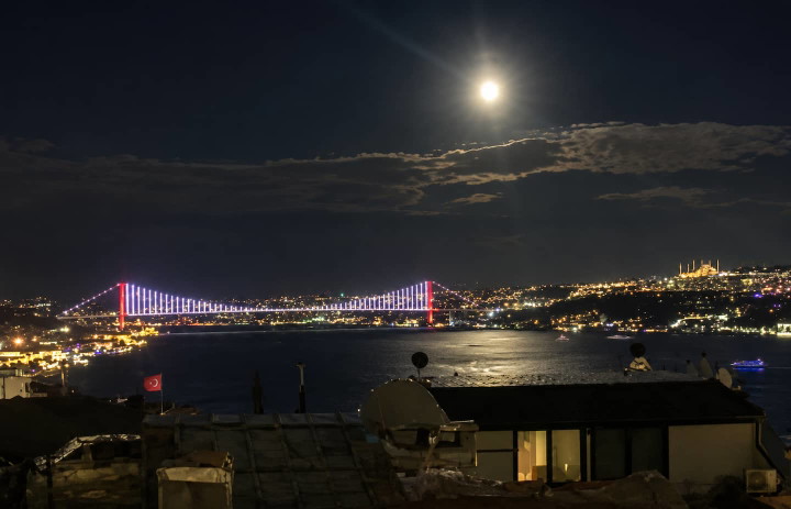 Breathtaking Bosphorus View In Cihangir, Taksim - Şişli