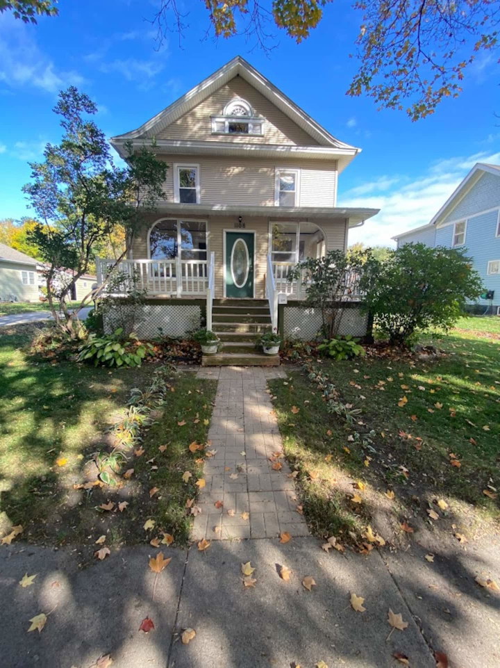 Porch On Main - Five Bedrooms, 3 Baths - Clear Lake, IA