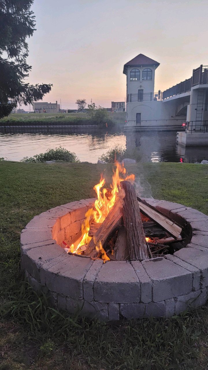 East River Retreat, Waterfront+ Fire Pit - Two Rivers, WI