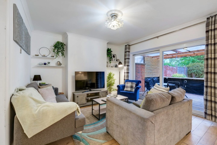 Modern 4 Bedroom House With Garden In Feltham - Hampton