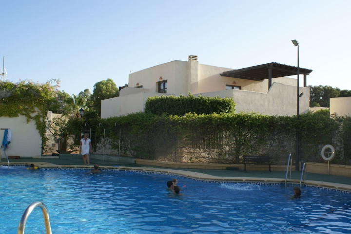 Chalet, Con Piscina En Urbanización Cerrada Muy Cerca De La Playa Y Del Pueblo - Andalucía