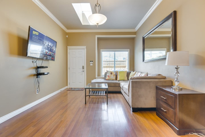 Modern 3 Bdrm Private Suite Near Skytrain - Port Moody