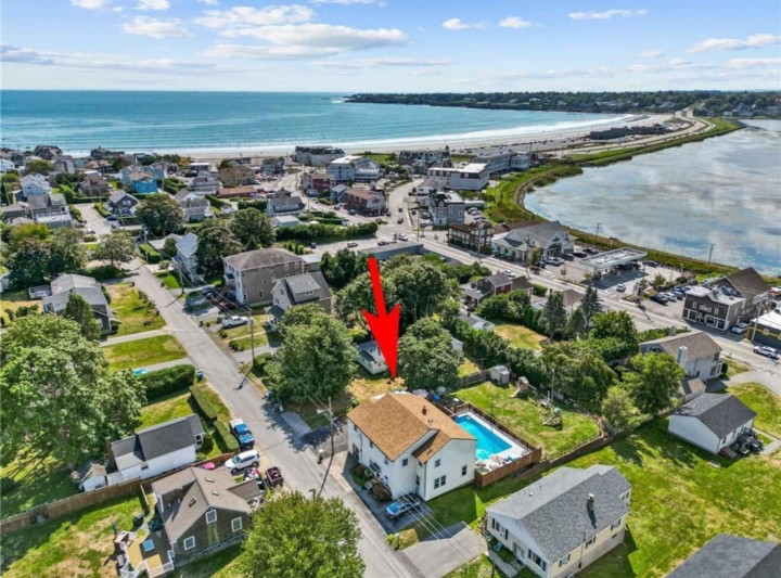 Beach House, Views, Pool & Hot Tub - Newport, RI