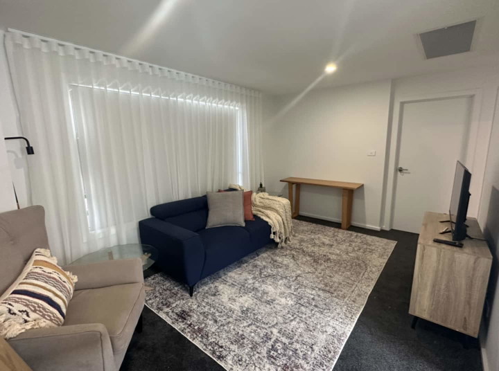 Queen Bed W/ Ensuite And Robe. - Newcastle
