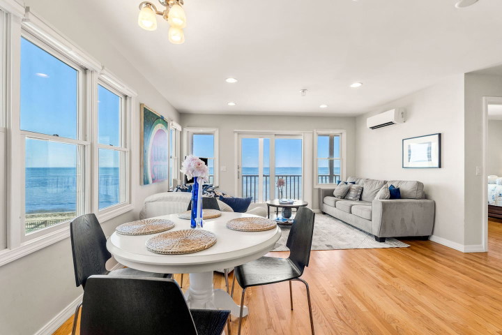 Luxurious Beachfront 2 Bedroom Condo - Capo Cod, MA