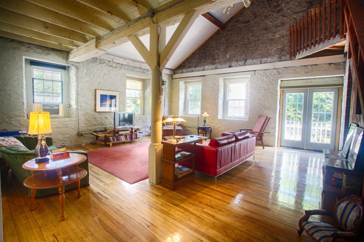 In Town Loft Apartment In 19th C Stone Wireworks Factory (2000+ Sq Ft) - Palmerton, PA