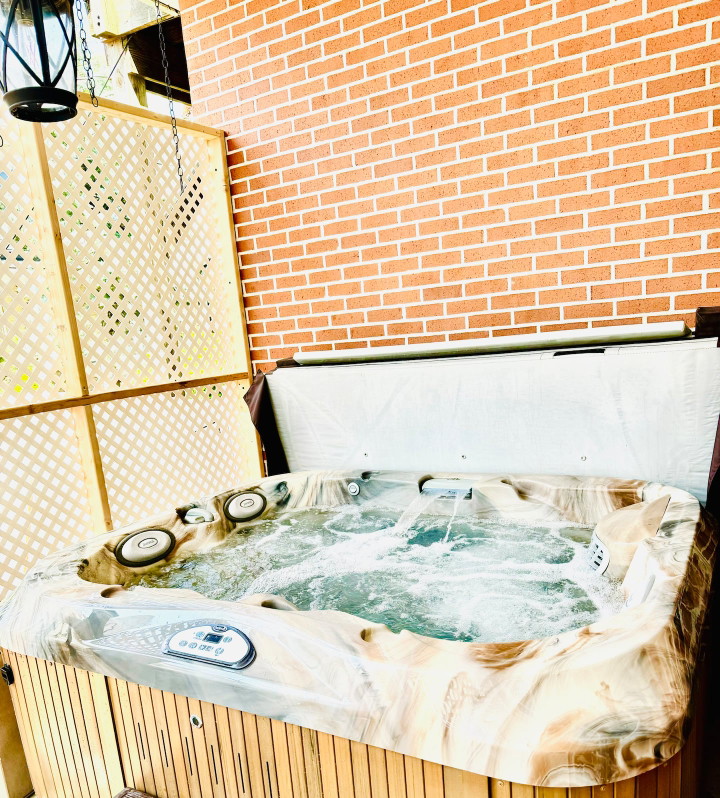 Luxurious Townhome W/ Hot Tub In Harrisburg - Harrisburg, PA