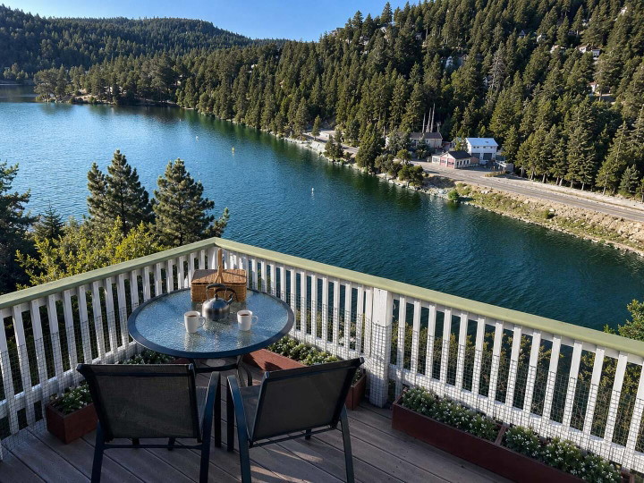 Lakeview Cabin & Sunset Deck - Crestline, CA