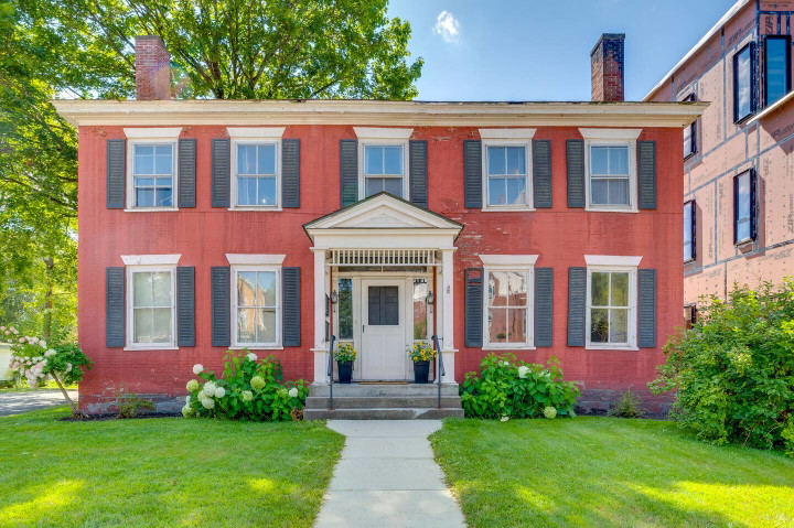 Walkable 3-unit Retreat On Main Street, Waterbury! - Waterbury Village Historic District