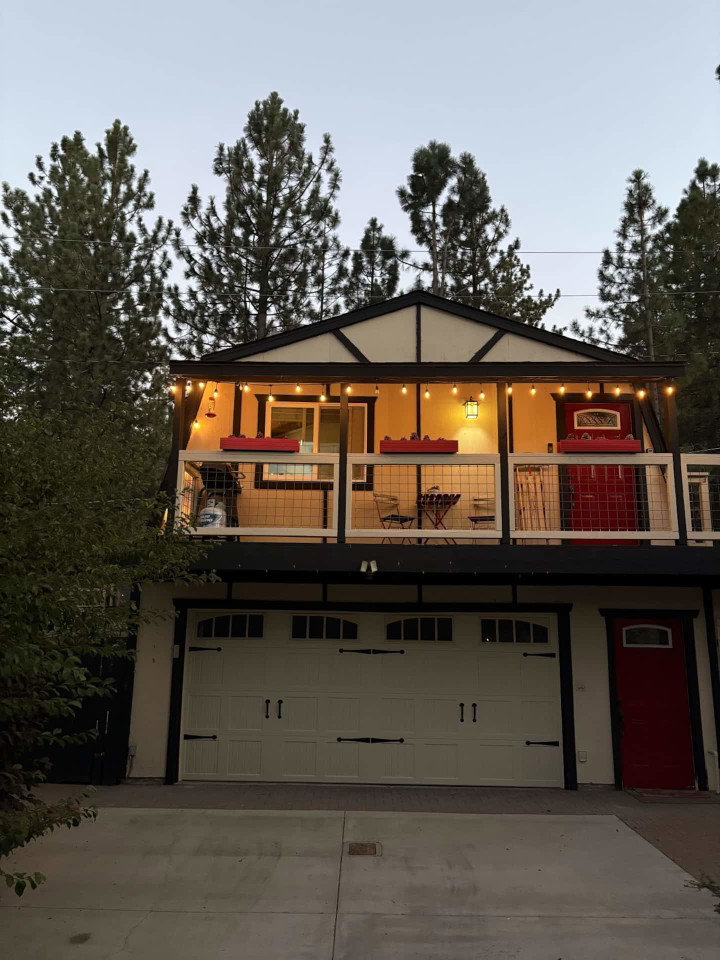 Modern Flat W/ Balcony And Outdoor Space - Wrightwood, CA