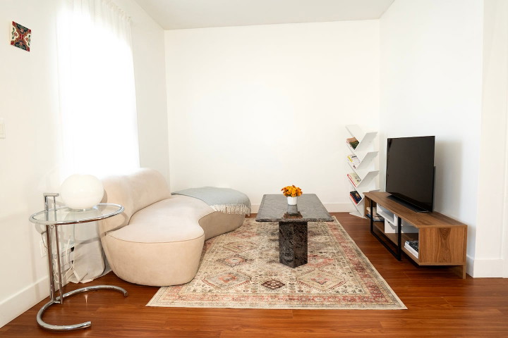 Top-floor Suite + Central Main St + Parking - Vancouver